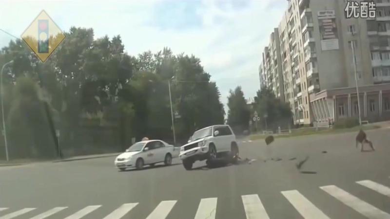 安全出行:行车记录仪车祸画面,出行多注意安全