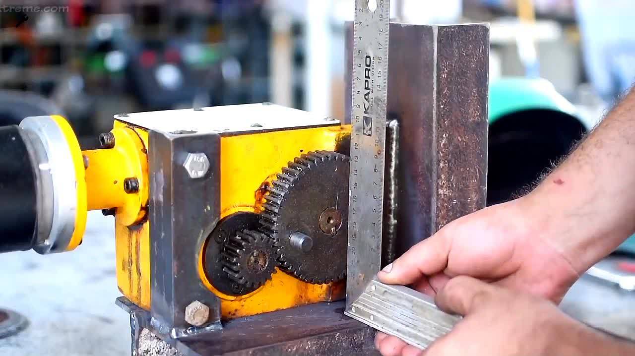 还是师傅经验丰富,在工具上加装个限位器,省事又省心