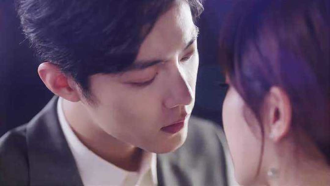 余生请多指教:杨紫假装生气,被肖战一把搂住吻了上去,甜到发腻