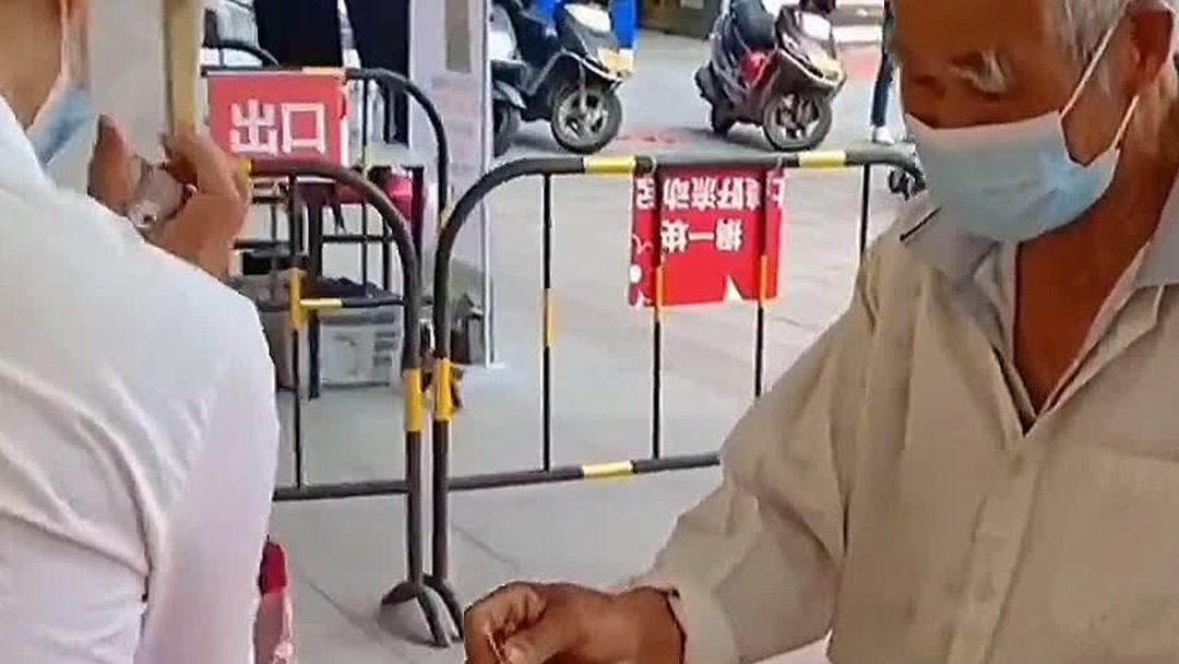 老人使用老年机,无法出示行程码不能进超市,接下来一幕很暖心