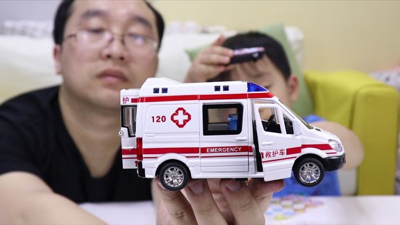 开箱救护车模型玩具,车门能打开,里面空间大很仿真,骁宝好喜欢