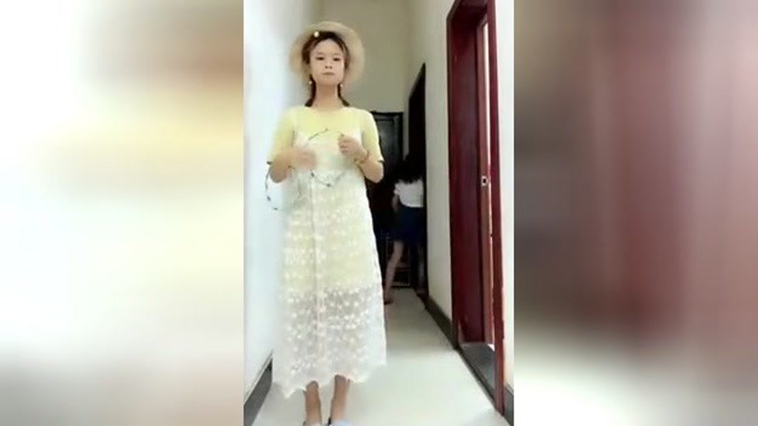 美女家中模仿泰国网红导游, 看到最后, 我忍不住笑了