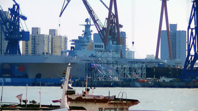 我075两栖攻击舰 排水量4万吨 仅中美两国能造