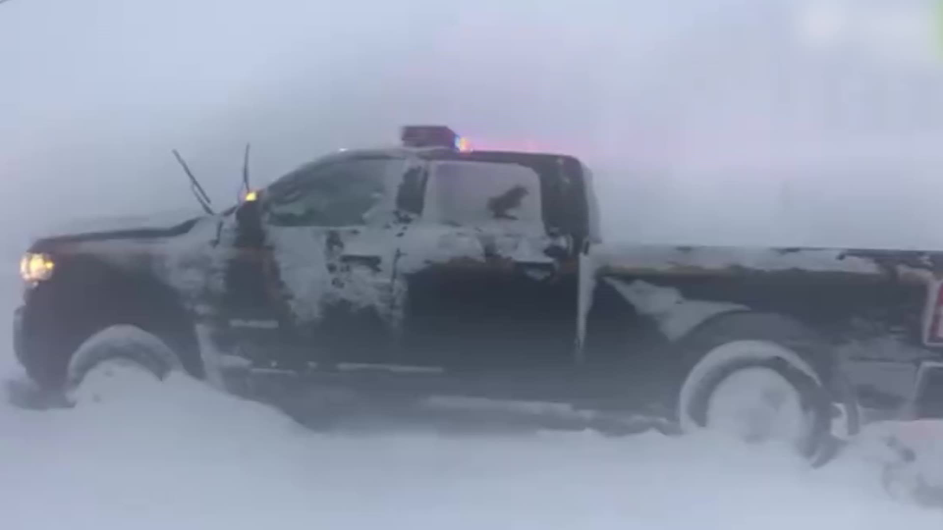 现场!美国超强冬季风暴已造成27人死亡:餐厅被冰整个覆盖