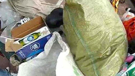 10万现金被当垃圾扔 民警俩小时从废品堆找回
