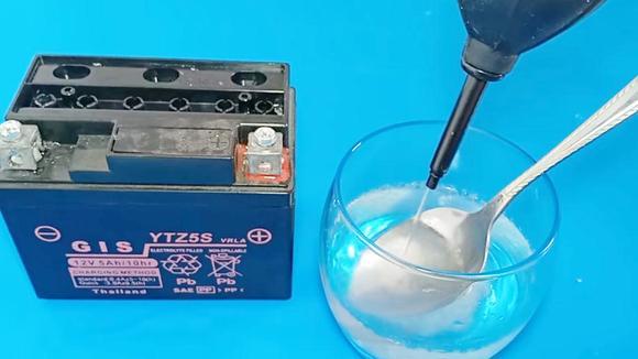 坏电瓶不要扔,教你几招就能修复好,一年节省上万元