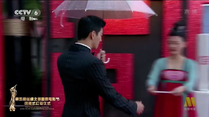 丹尼斯·吴亮相丝绸之路电影节红毯 “王子丹”惊艳回归