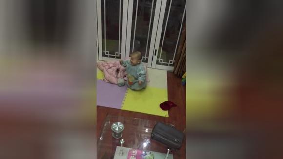 看这费小子,开始玩姐姐的衣服了,坏坏