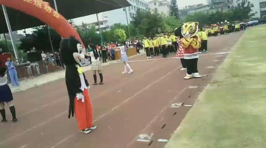 校运会开幕式!跟着我一起触摸天空吧!