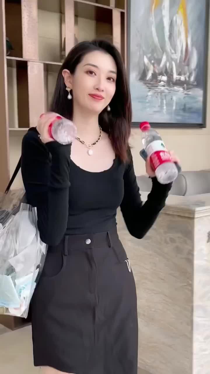 不怕姐姐长得俏,就怕姐姐对你笑。
