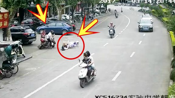 电动车女子被撞翻,视频拍下尴尬的画面