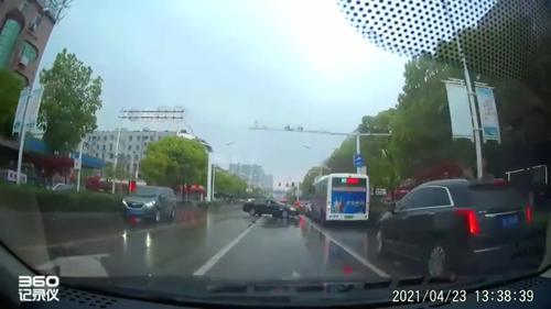 行车记录仪:女司机教科书级掉头,我就想知道这得多少分?