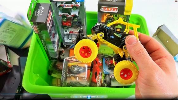 赛车玩具模型进行比赛