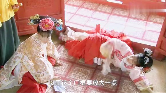 新还珠格格:皇帝叫小燕子滚,结果她真在地上滚了起来,太逗了!
