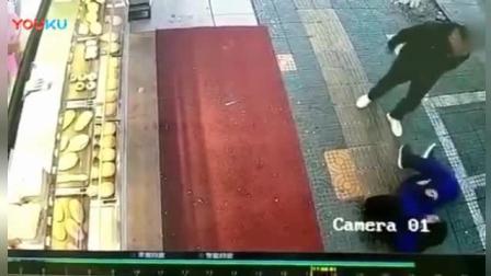 小学生扔石子砸车 被逼下跪道歉自扇耳光_标清