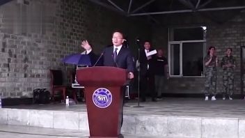 别人家的校长!开学典礼突遇暴雨 校长扔掉讲稿只讲4句