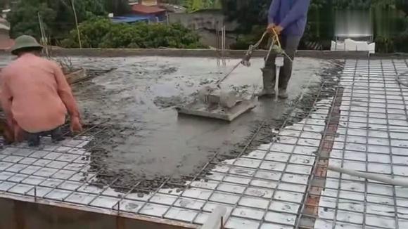 村里盖房子要打现浇顶,快打完时竟发现水泥不够用了,这可咋办?