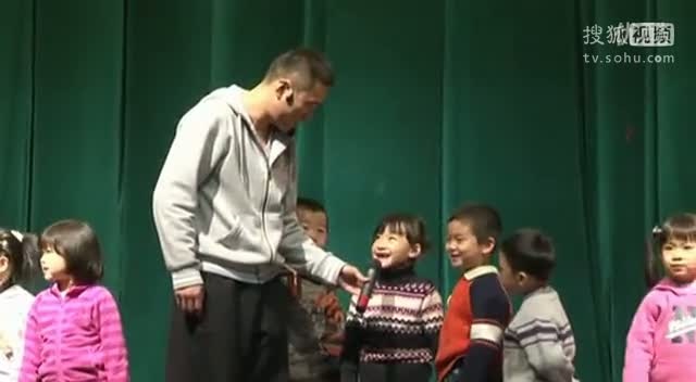 中班体育运动《有趣的小布袋》名师获奖优质课教学视频