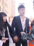 小伙东西掉垃圾桶,竟花钱找人去捡!结果被一巴掌打过去.