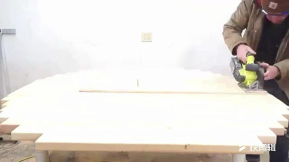 木匠制作实木餐桌,手艺好做出来的桌子就是不一样