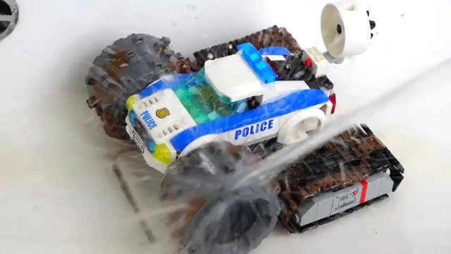 儿童玩具动画小车车浑身是泥,给它洗澡啦,洗完超级帅气