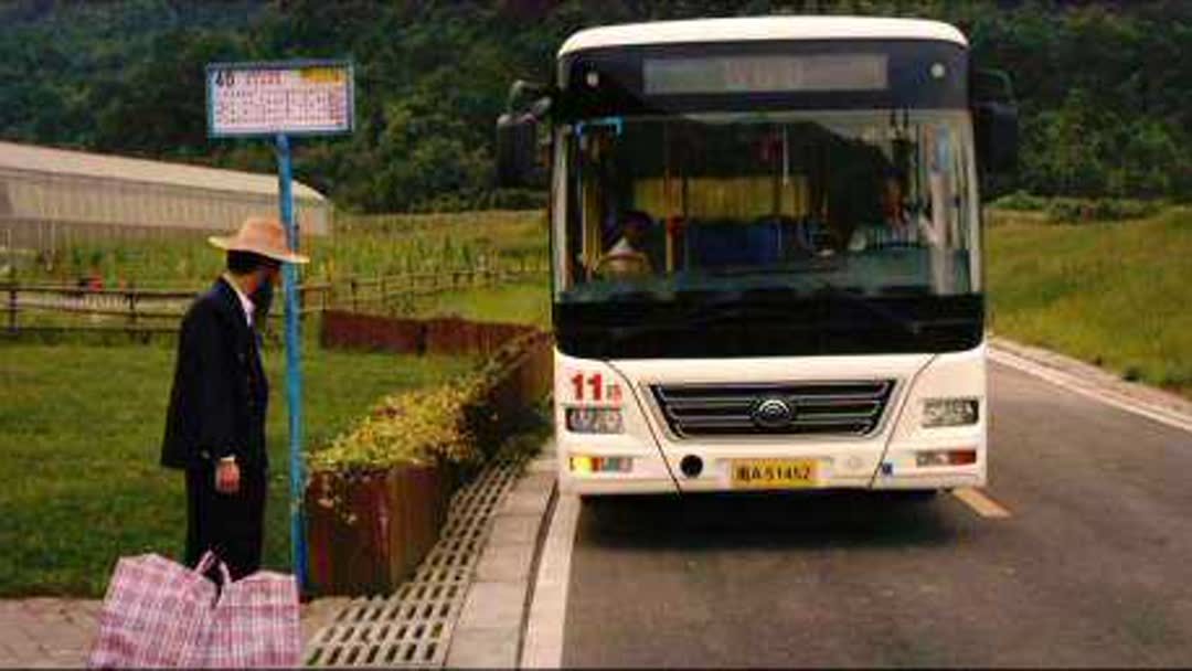 惊悚电影:公交车灵异事件,乘客脚不沾地,美女用命给男友下死咒