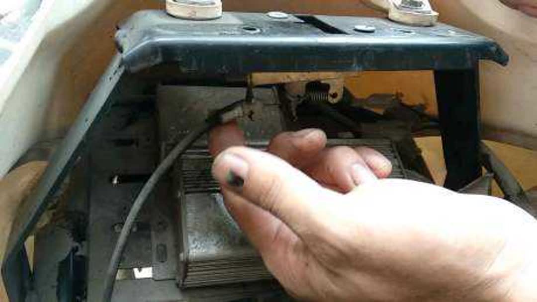 电动车钥匙锁在座包里面,师傅教你一秒钟打开