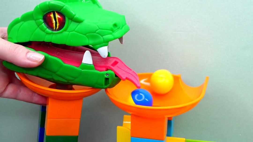   益智积木玩具:用积木过山车DIY玩具,制作大蛇积木