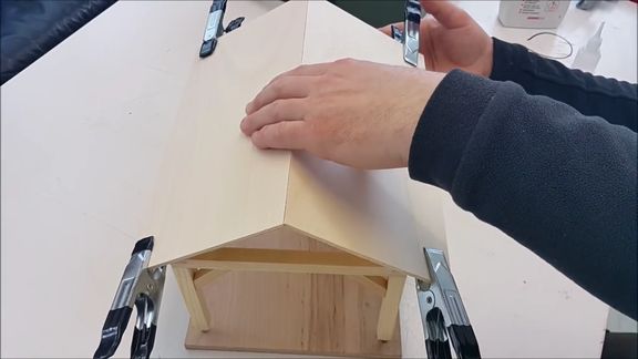 用小木板给玩具车做个车棚