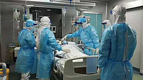 ICU实拍!新冠肺炎危重患者救治过程:9名医护为插满管患者翻身