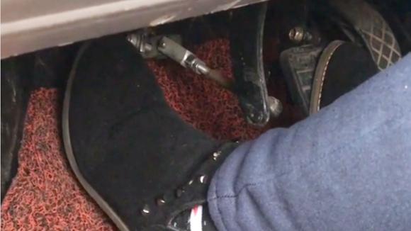 新规科目二:教练讲解如何正确用脚掌握,离合器和刹车“半联动”