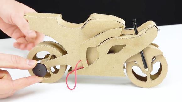 牛人用纸板DIY的摩托车模型,看着精致又好玩!