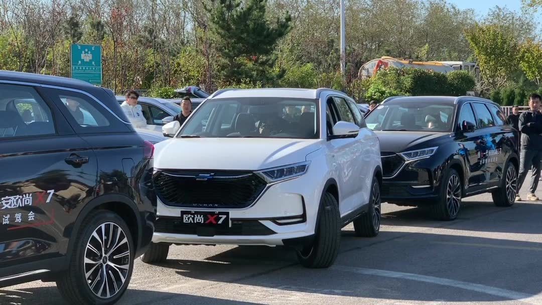 体验长安欧尚X7无人自动泊车,新手和女司机都笑了