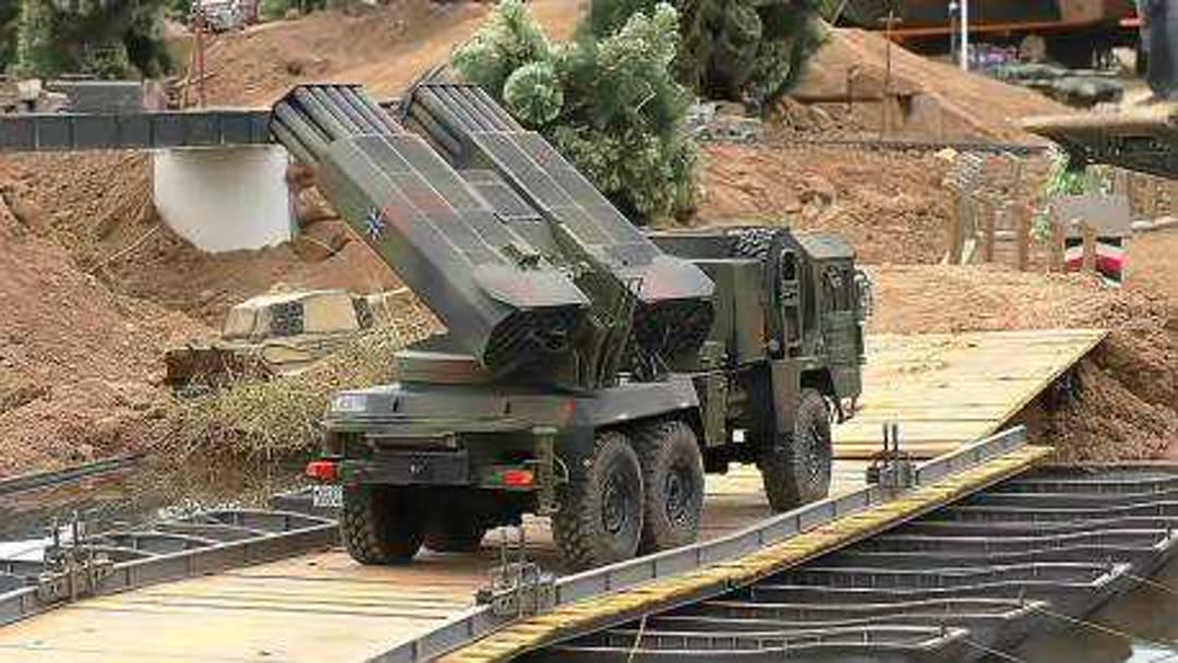 非常酷的一辆军事模型卡车,后面的机构是能转动的!