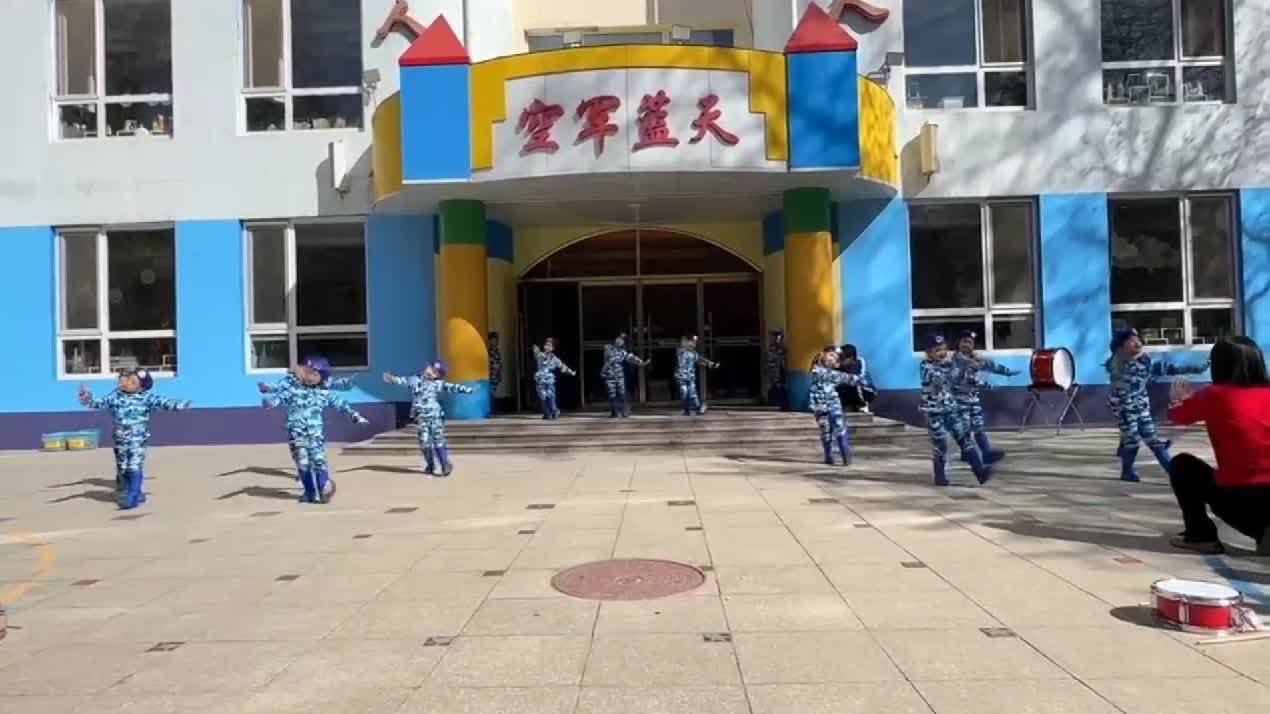 女儿c位出道!成为光荣的护旗手,参加幼儿园升旗仪式