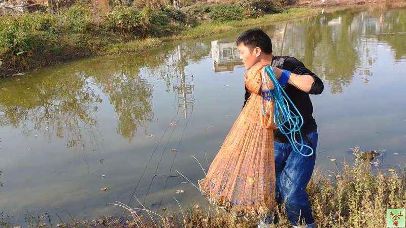 新买了个飞盘撒网,两个傻缺折腾一个下午,逮了个鱼真费劲!