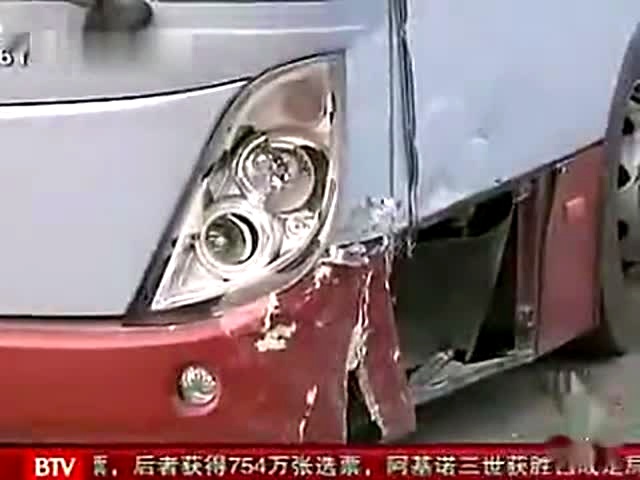 北京一交通事故中“诡异”的三轮车~绝对震撼_0