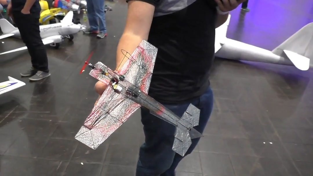 自制的飞翼飞机模型