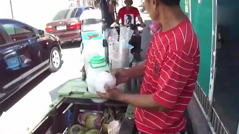 疯狂剥椰子,风骚的刀工,比机器也不差了