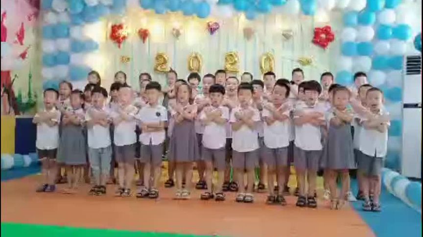 我家闺女幼儿园毕业了,下学期要升小学啦!今天学校开联欢会