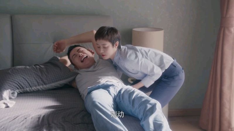 电视剧安家#骨折受伤之后的徐姑姑@罗晋 翻身基本靠扒拉