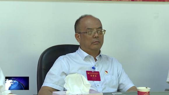县委八届八次全会展开分组讨论