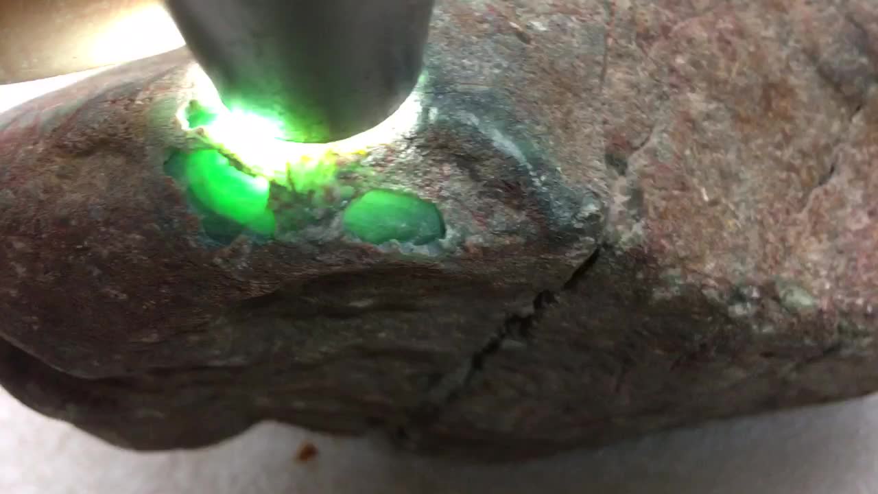 赌石视频,红皮木那翡翠原石,大鸽子蛋级别