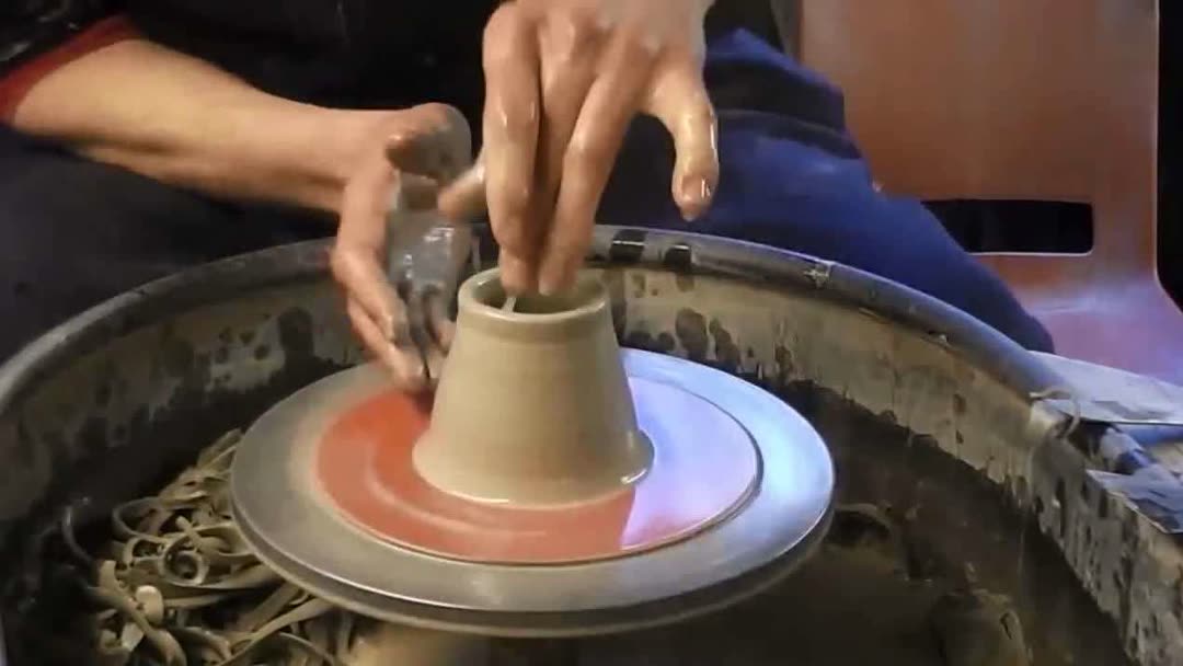 陶艺大师教你在陶轮上制作一个简单的笔筒,陶瓷笔筒的由来