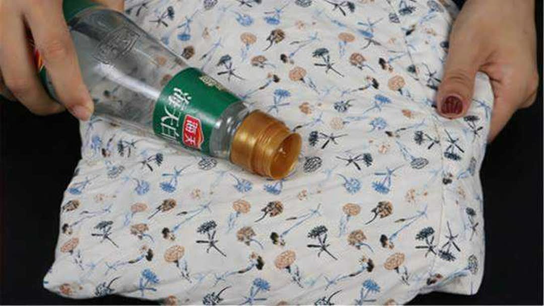 衣服上喷点白醋,解决夏天男女都有的尴尬事,没骗你,越晚越吃亏