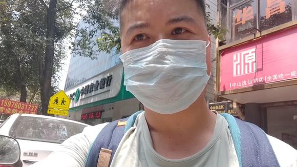 银行: 你的证件不能证明你是你自己,网友: 你说用啥来证明