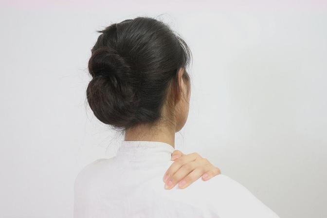 胆经堵,全身堵!1个穴位3分钟,胆经通,气色好,肝胆湿热不见了