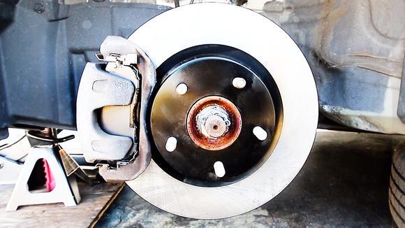 汽车刹车片多久换一次,怎么换?老外教你在家轻松换!