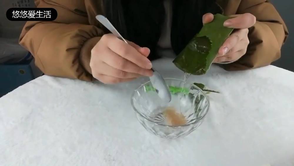 芦荟加一物,坚持使用两周,痘印斑点统统消失,简单实用