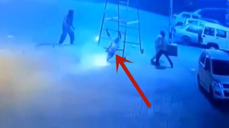 4个工人在移动脚手架,突然感觉不对劲,监控拍下恐怖...